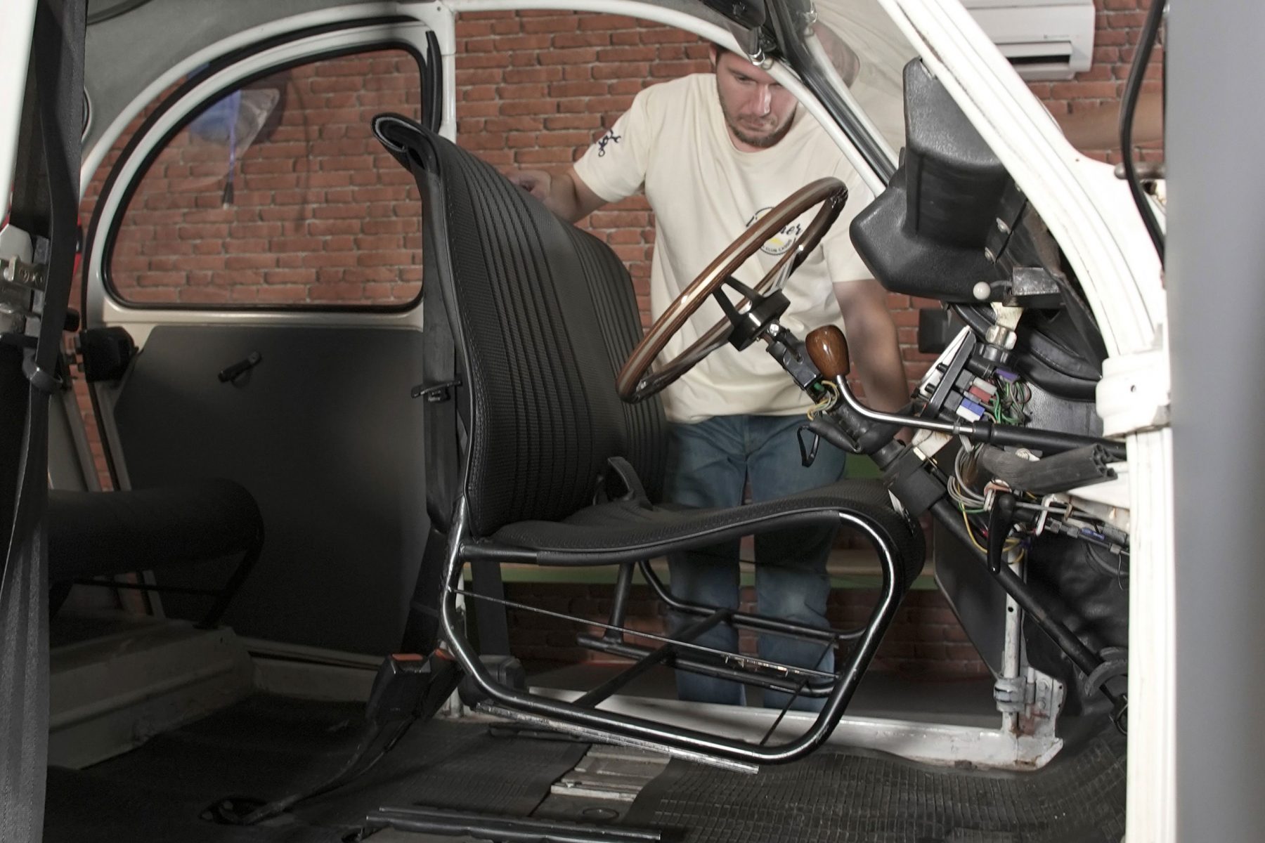 Comment remplacer la garniture d'une banquette avant de 2CV - Technique MCC