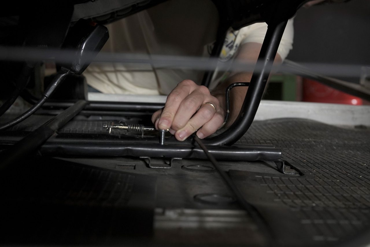 Comment remplacer la garniture d'une banquette avant de 2CV - Technique MCC